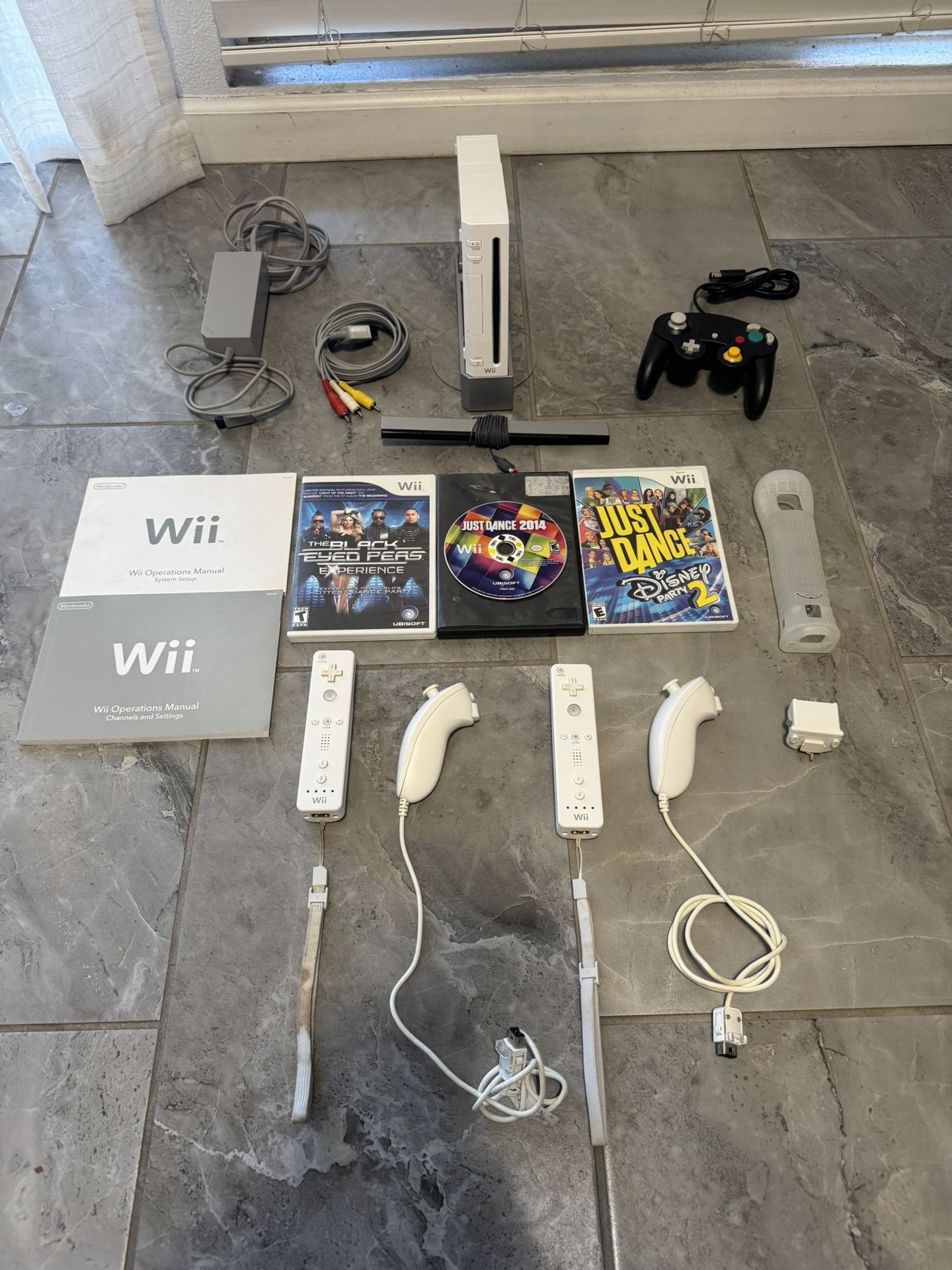 Modded Nintendo Wii with Over 6,000 Games Gameboy, NES, SNES, Sega ...