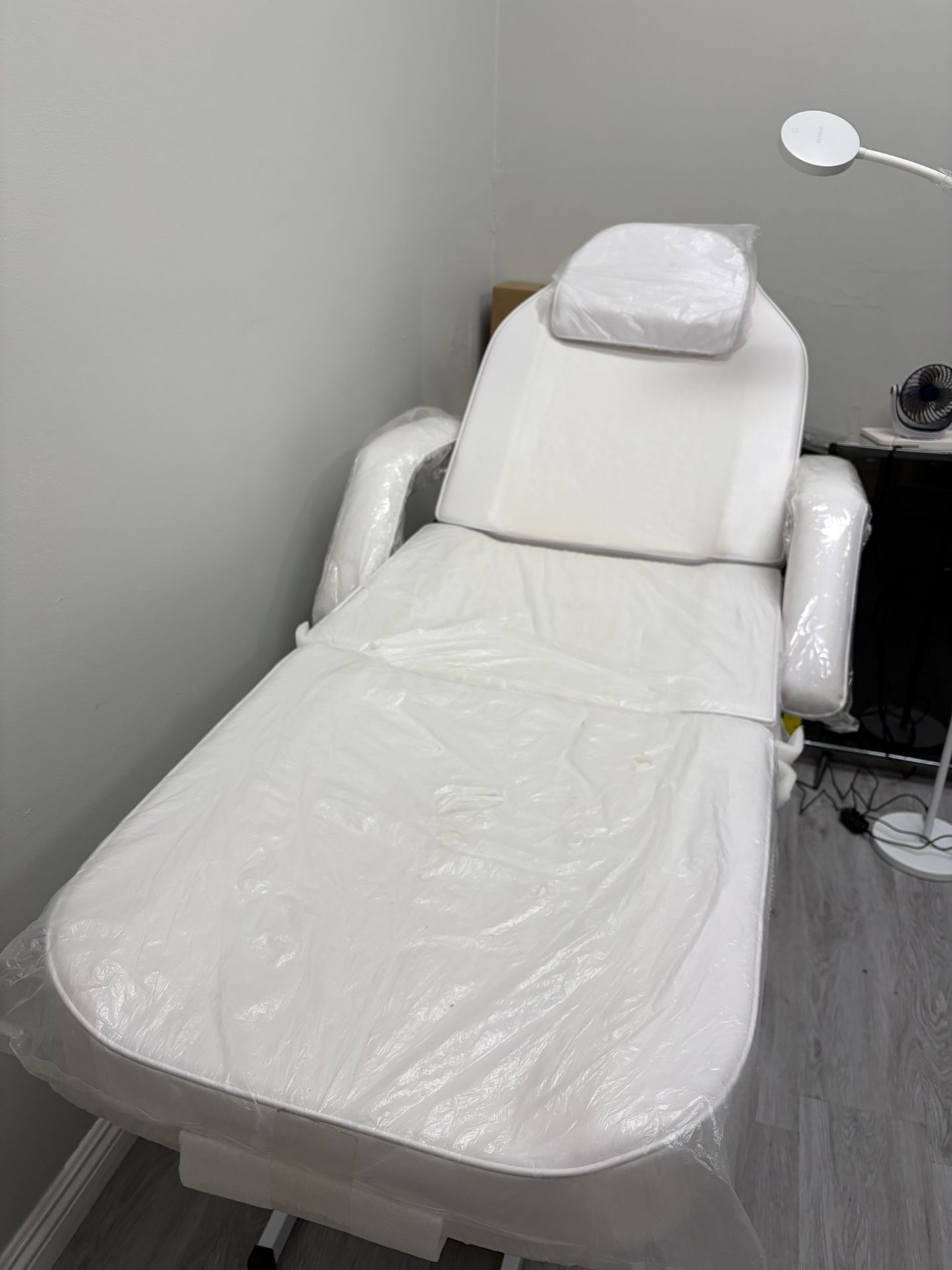 Facial/Waxing Chair (Like New) for Sale in Westminster, CA - OfferUp