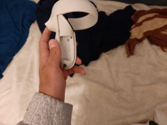 OCULUS QUEST 2 WITH Broken CONTROLLERS for Sale in Springfield, MA ...