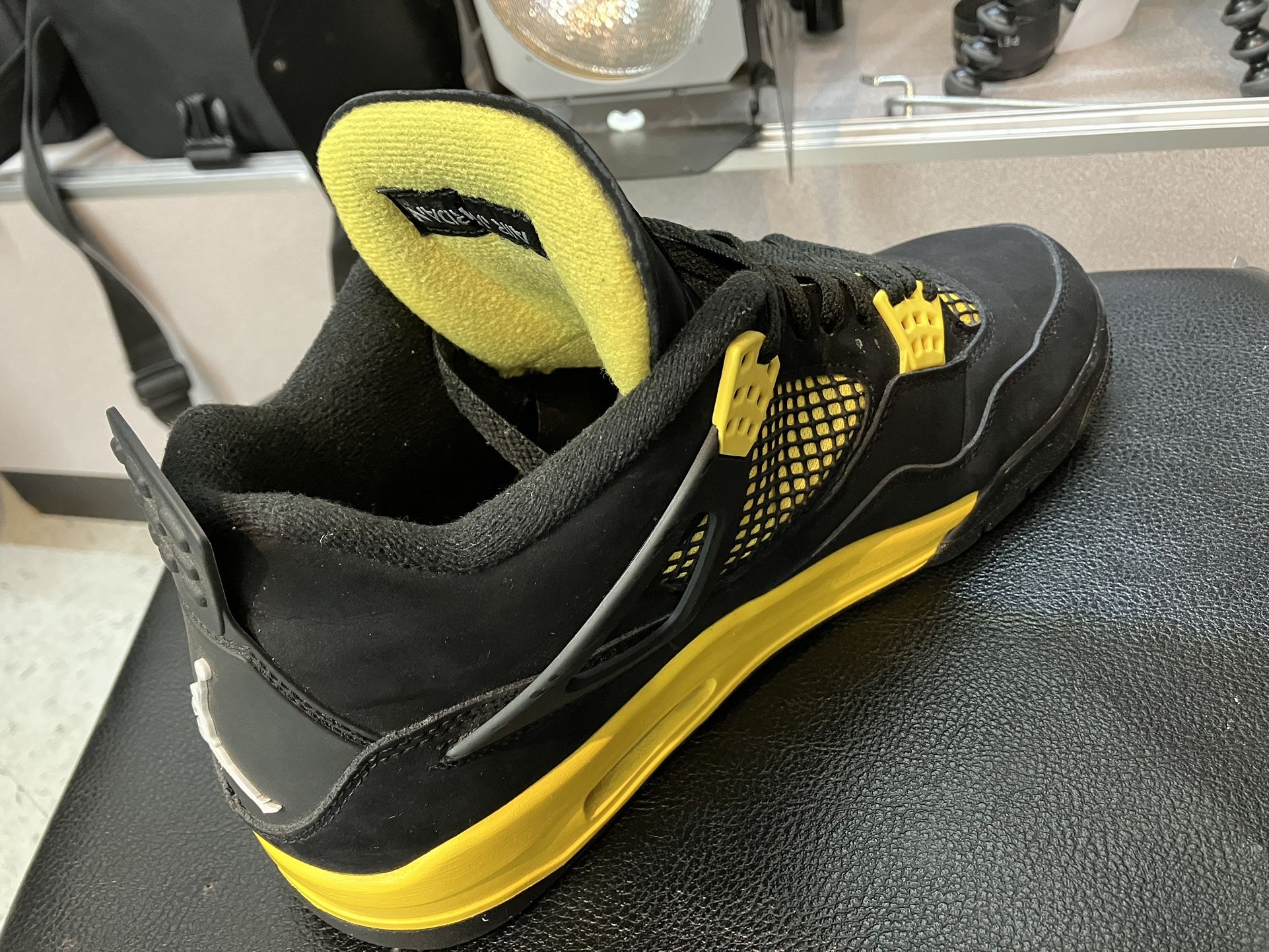 Thunder Retro Jordan 4s for Sale in Austin, TX - OfferUp