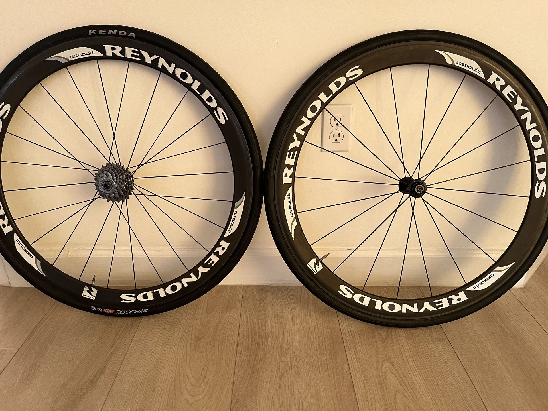 Reynolds Carbon Wheels for Sale in Miami, FL - OfferUp