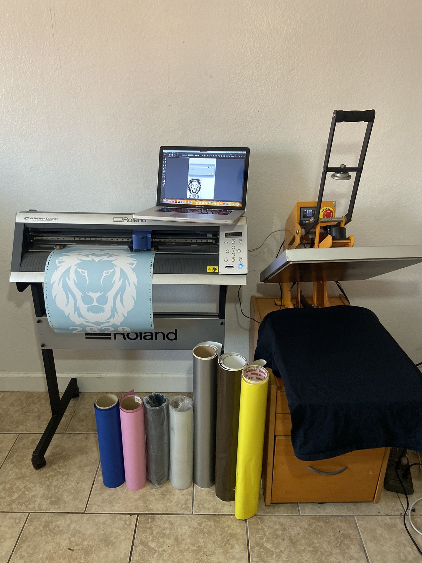 Roland GX-24 Vinyl Cutter / Plotter for Sale in Los Angeles, CA - OfferUp