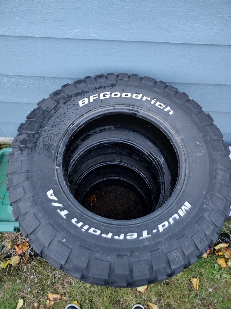 BF Goodrich KM2 Mud Terrain Tires 255 80 17 for Sale in Seattle, WA ...
