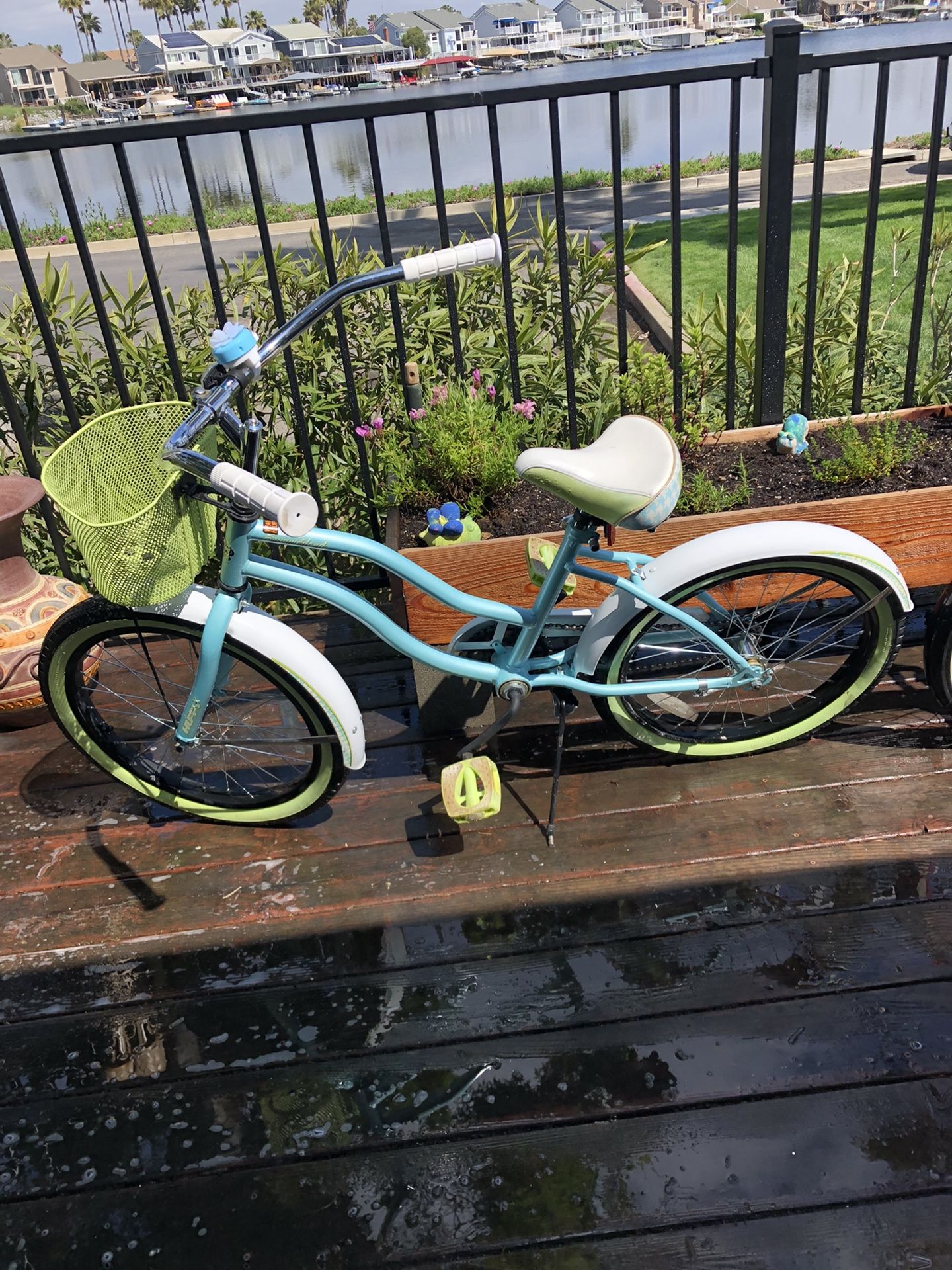 Electra and huffy girls 20 inch beach cruisers for Sale in Discovery ...