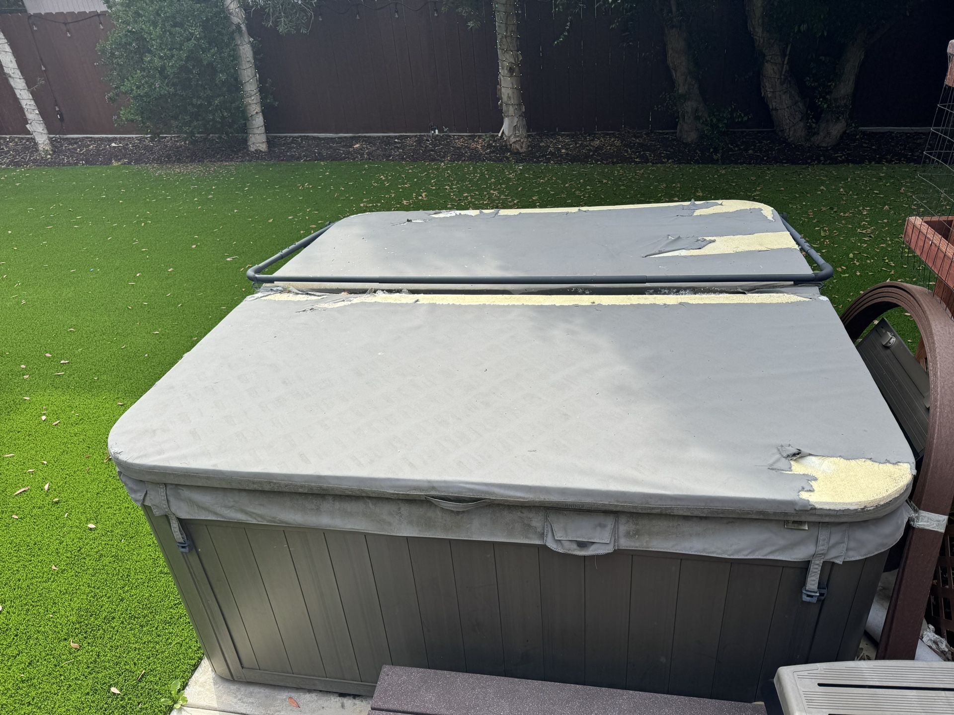 FREE Hot Tub Cover 89x89 for Sale in San Diego, California - OfferUp