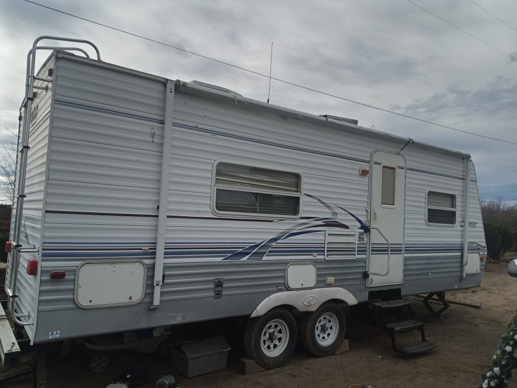 2004 Sprinter Travel Trailer By Keystone for Sale in Fresno, CA - OfferUp