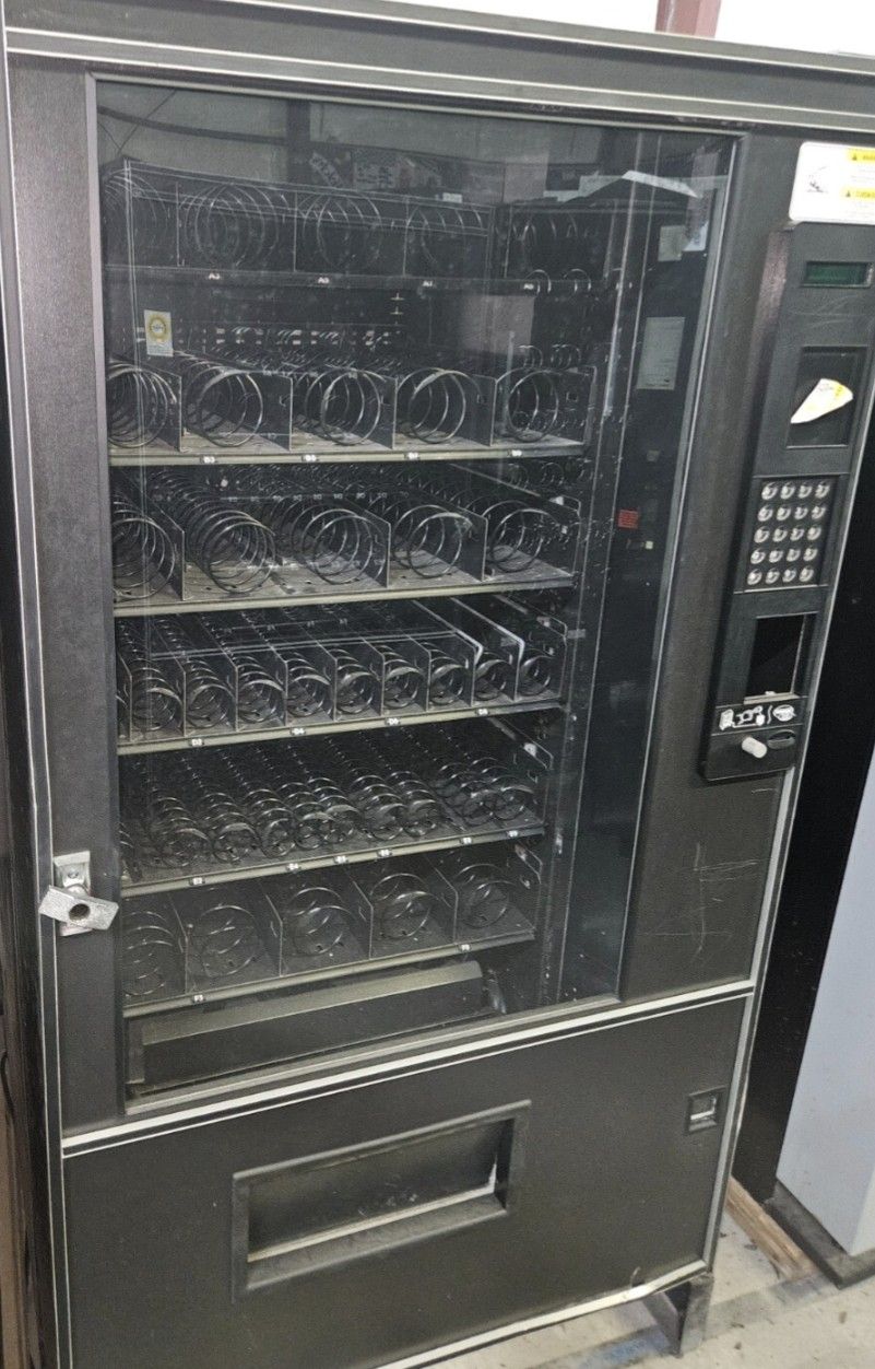 Snack Vending Machine For Parts for Sale in Fontana, CA - OfferUp