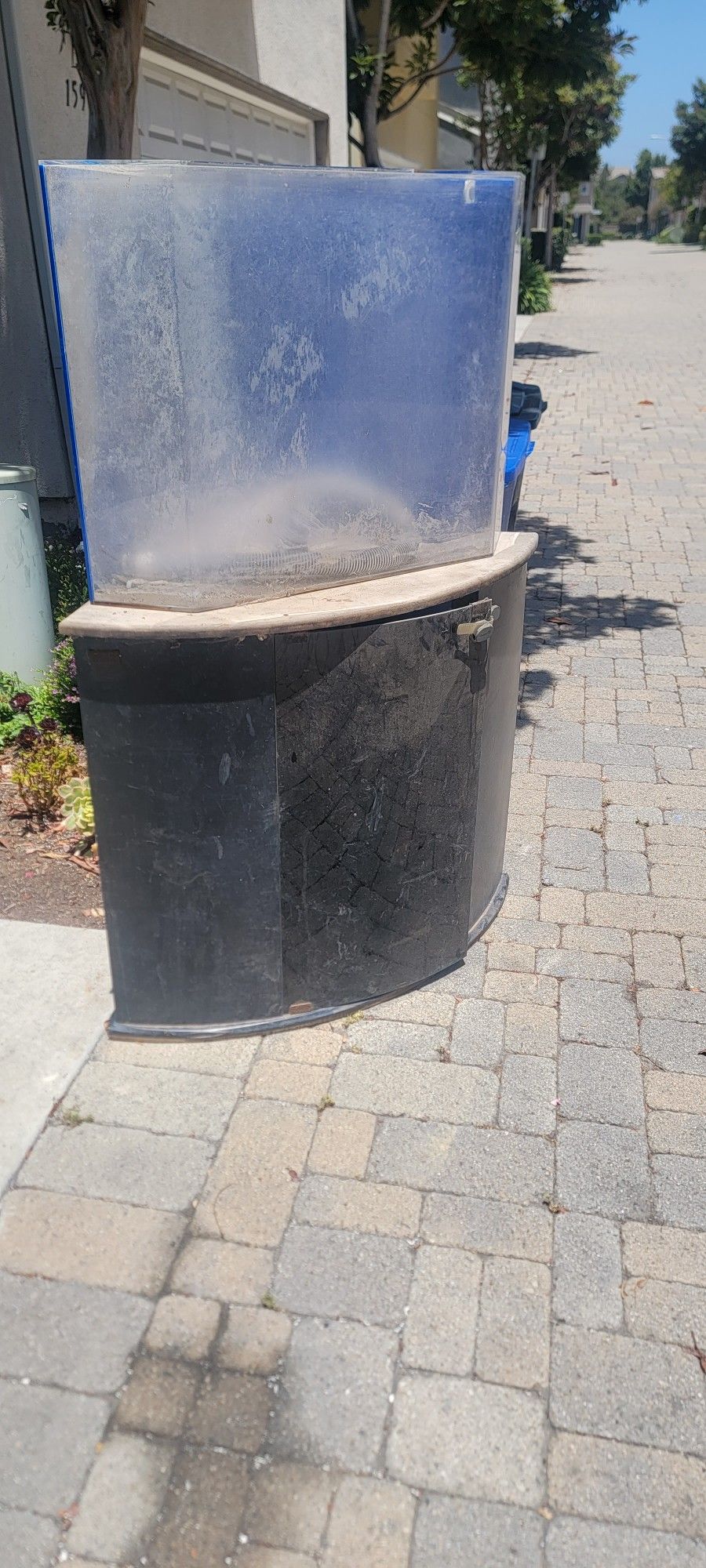 55gl Corner Fish Tank for Sale in Chula Vista, CA - OfferUp