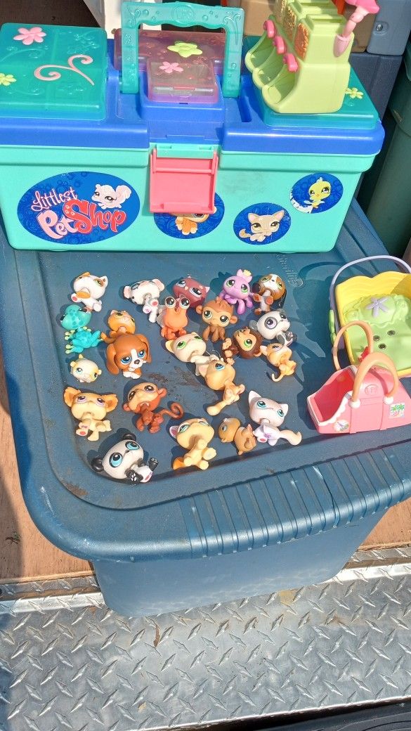 LPS's 22 Characters First Generation Plus Furniture And The Carrying ...