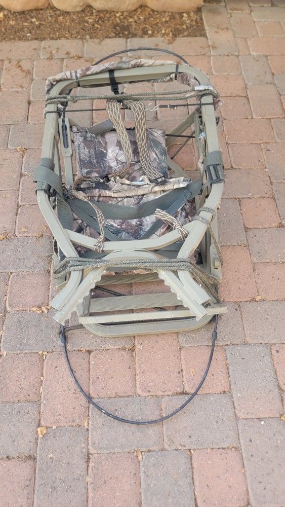 Summit Self Climbing Tree Stand for Sale in Buckeye, AZ - OfferUp