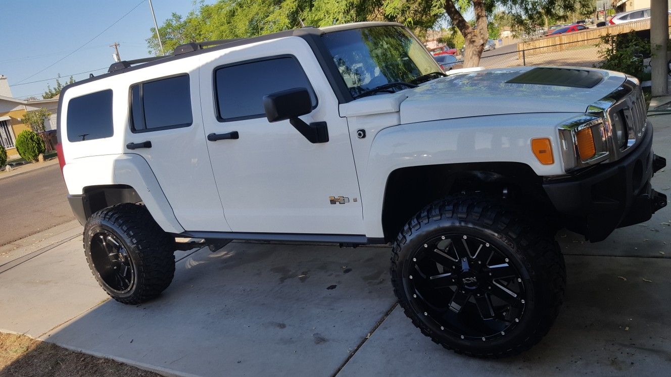 Hummer H3 White With Black Rims