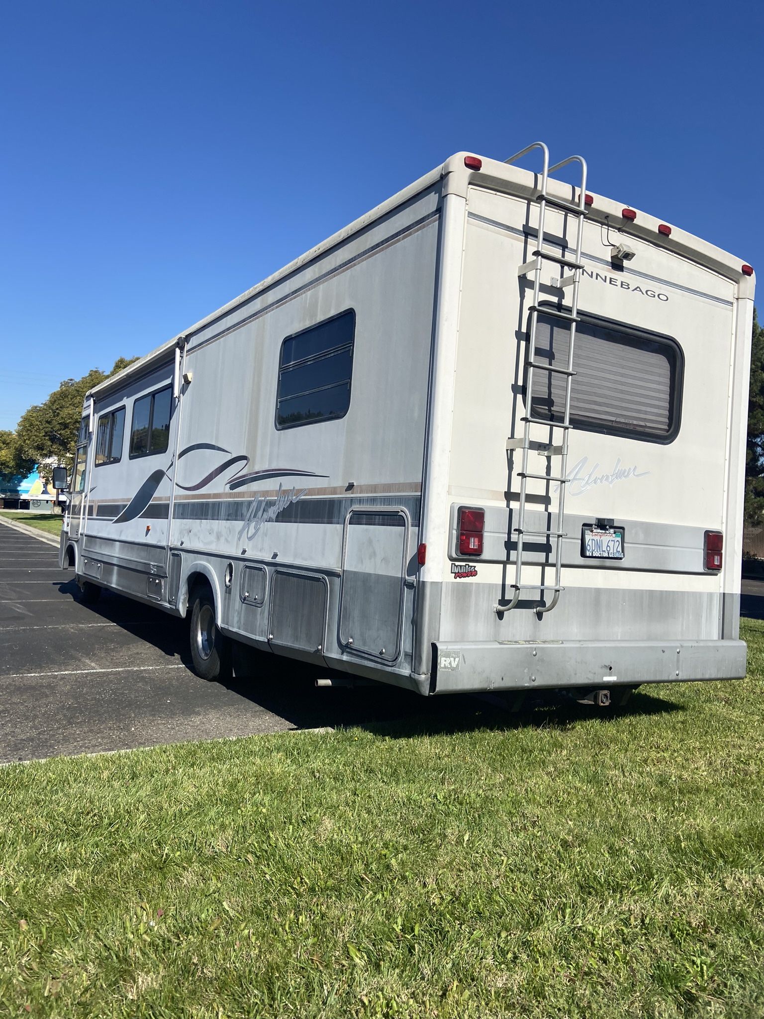 1996 Winnebago Adventurer tan/biege for Sale in Stanton, CA - OfferUp