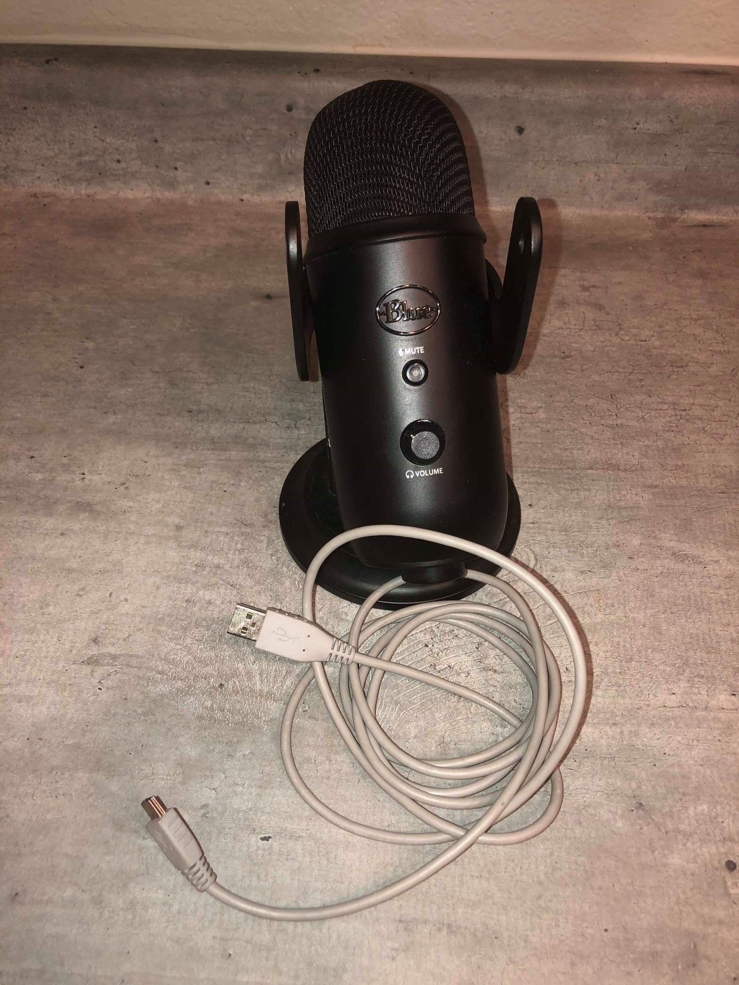 Blue Yeti. Comes with stand but no stand screws . for Sale in Las Vegas ...