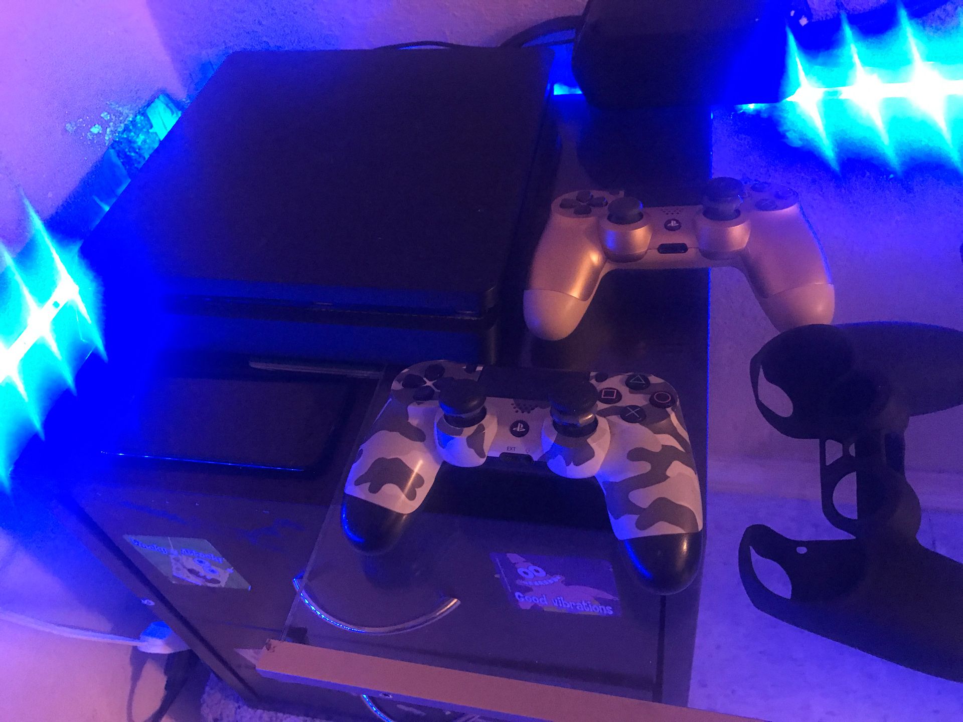 Ps4 with 2 controllers, 2headset ,2microphones ,control freaks ...
