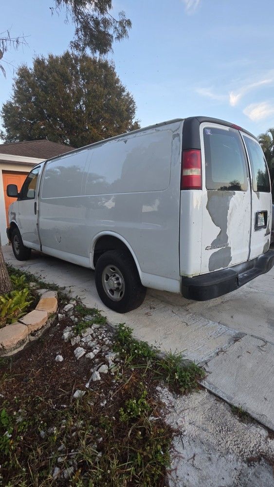 2005 Chevrolet Express for Sale in Port St. Lucie, FL - OfferUp