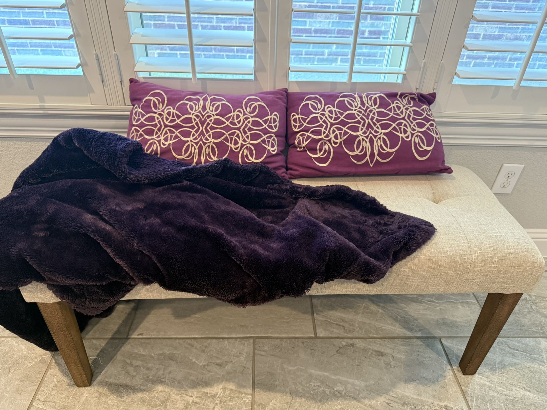 Bench (pillows and throw included) for Sale in Irving, TX - OfferUp