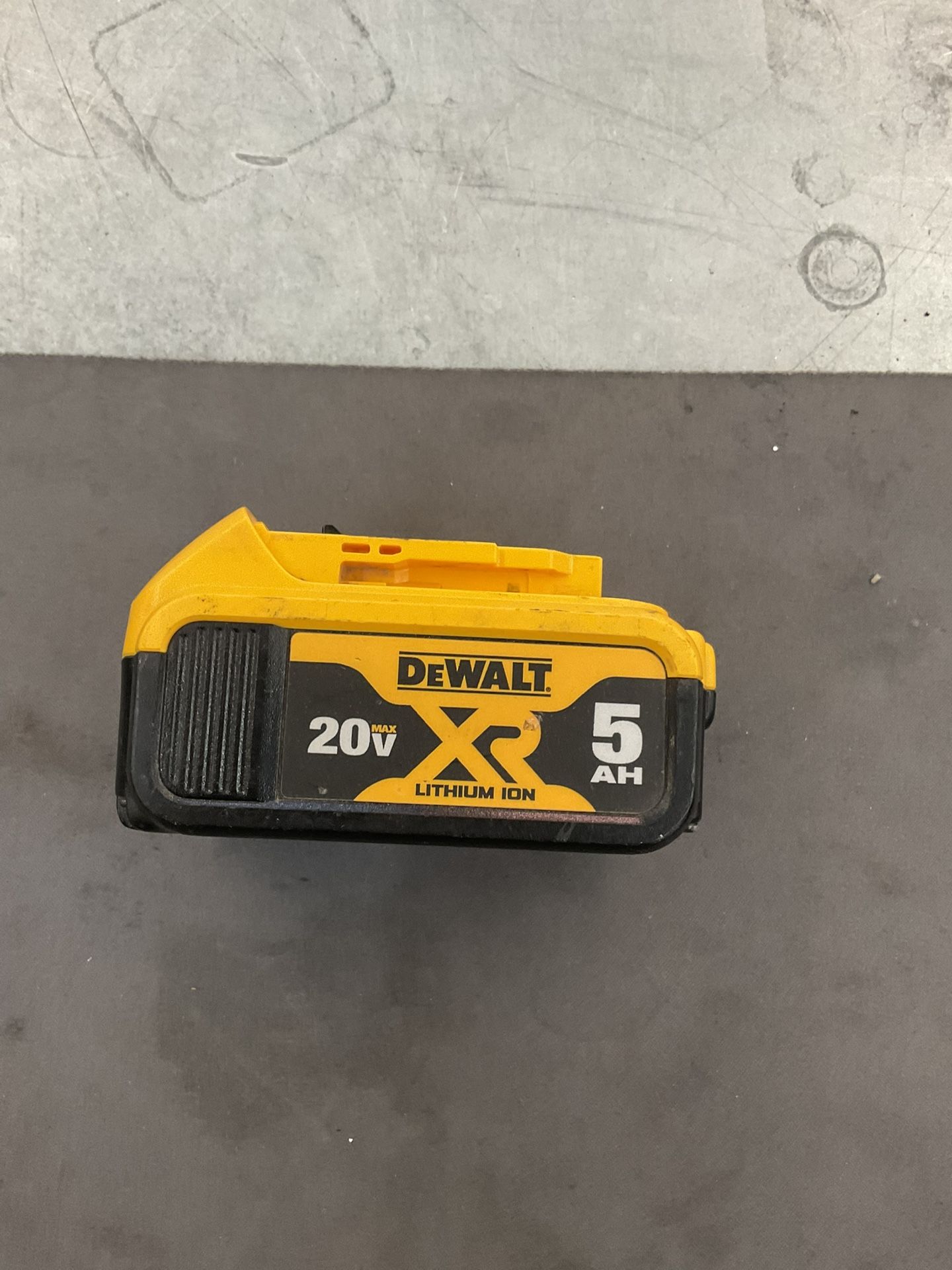 DeWalt Dcb205 20v 5AH Battery for Sale in Mesa, AZ - OfferUp