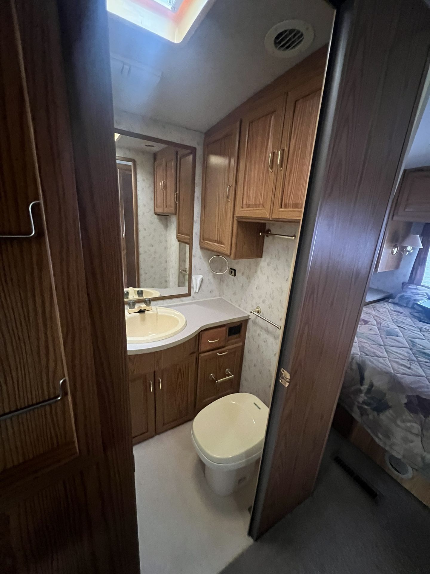 98 Winnabego Brave for Sale in Moreno Valley, CA - OfferUp