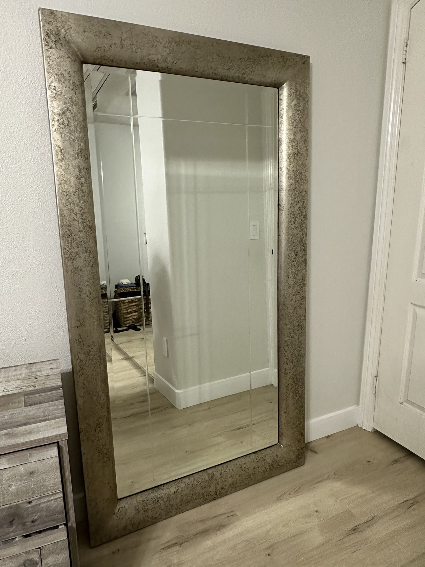 BEAUTIFUL 5’8 FEET MIRROR for Sale in Menifee, CA - OfferUp