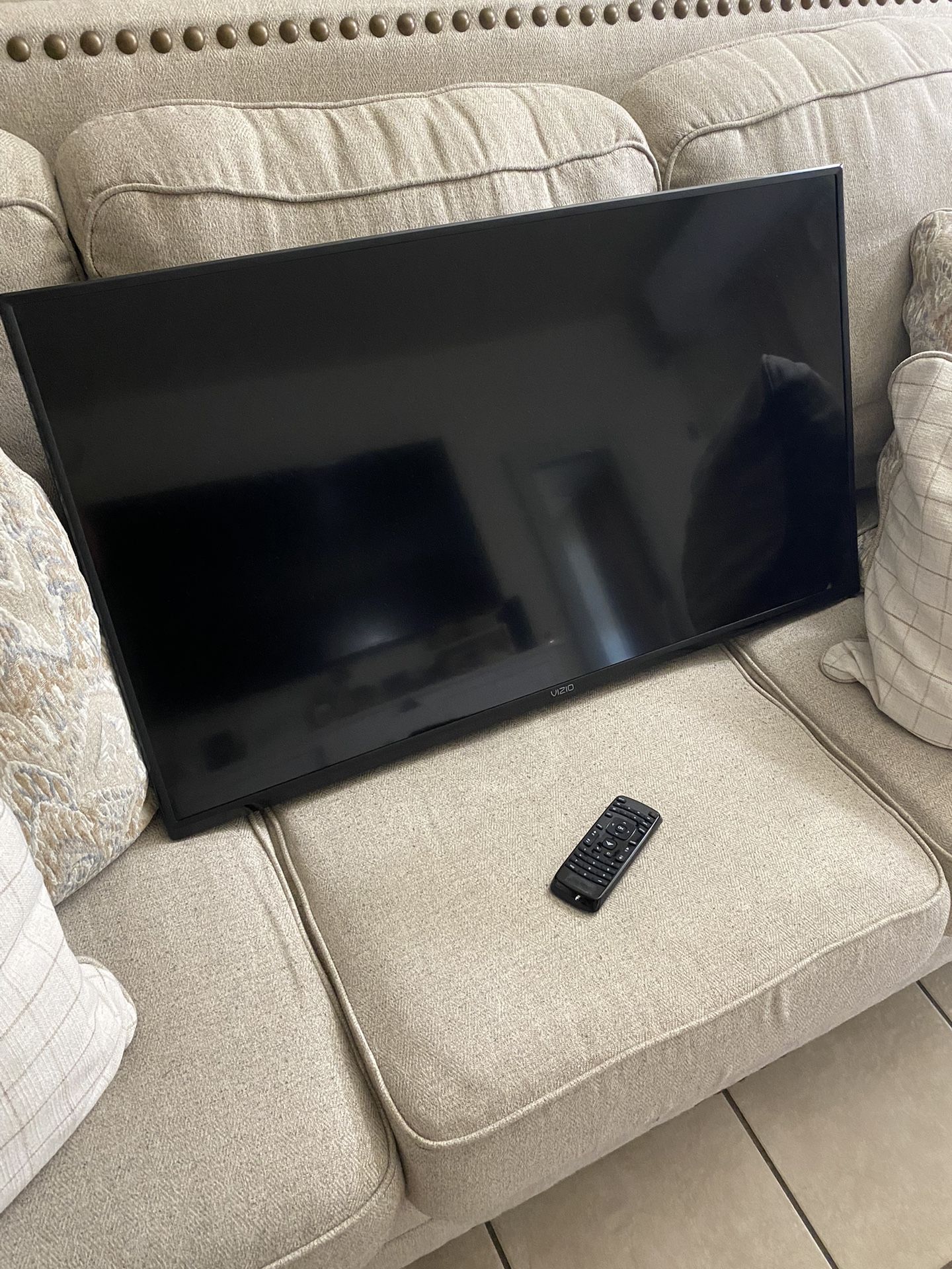 35 Inch Vizio Flatscreen Tv for Sale in Upland, CA - OfferUp