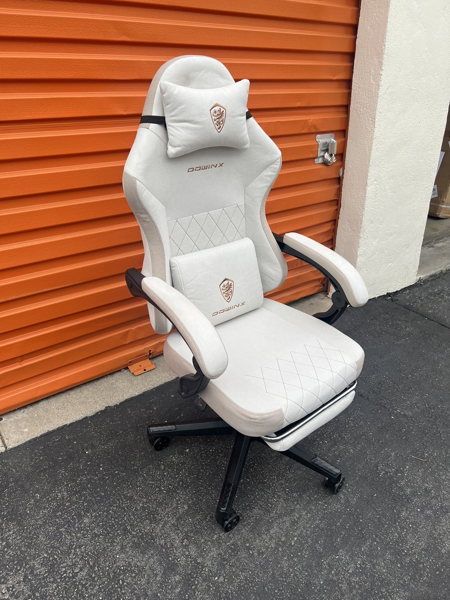 Beige Gaming Chair for Sale in El Monte, CA - OfferUp