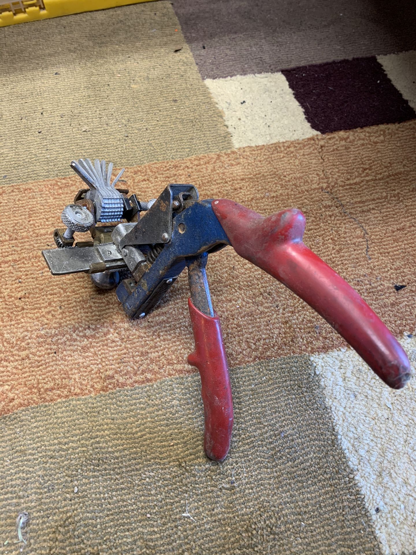 Locksmith/Repo adjustable portable hand key cutter & cutting dies for ...