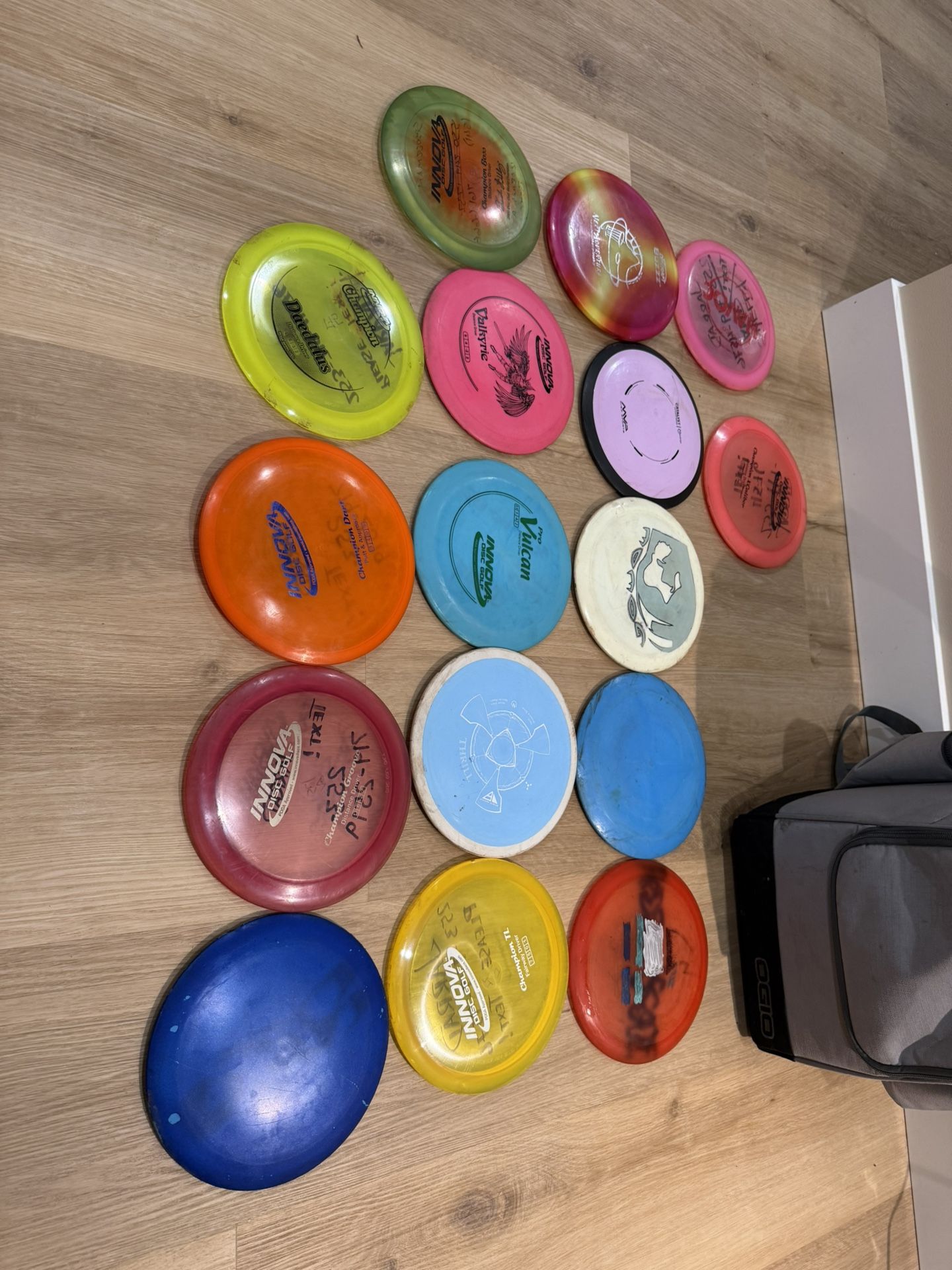 disc golf discs . A lot of 16 pieces and a bag for discs. DISCS GOLF ...