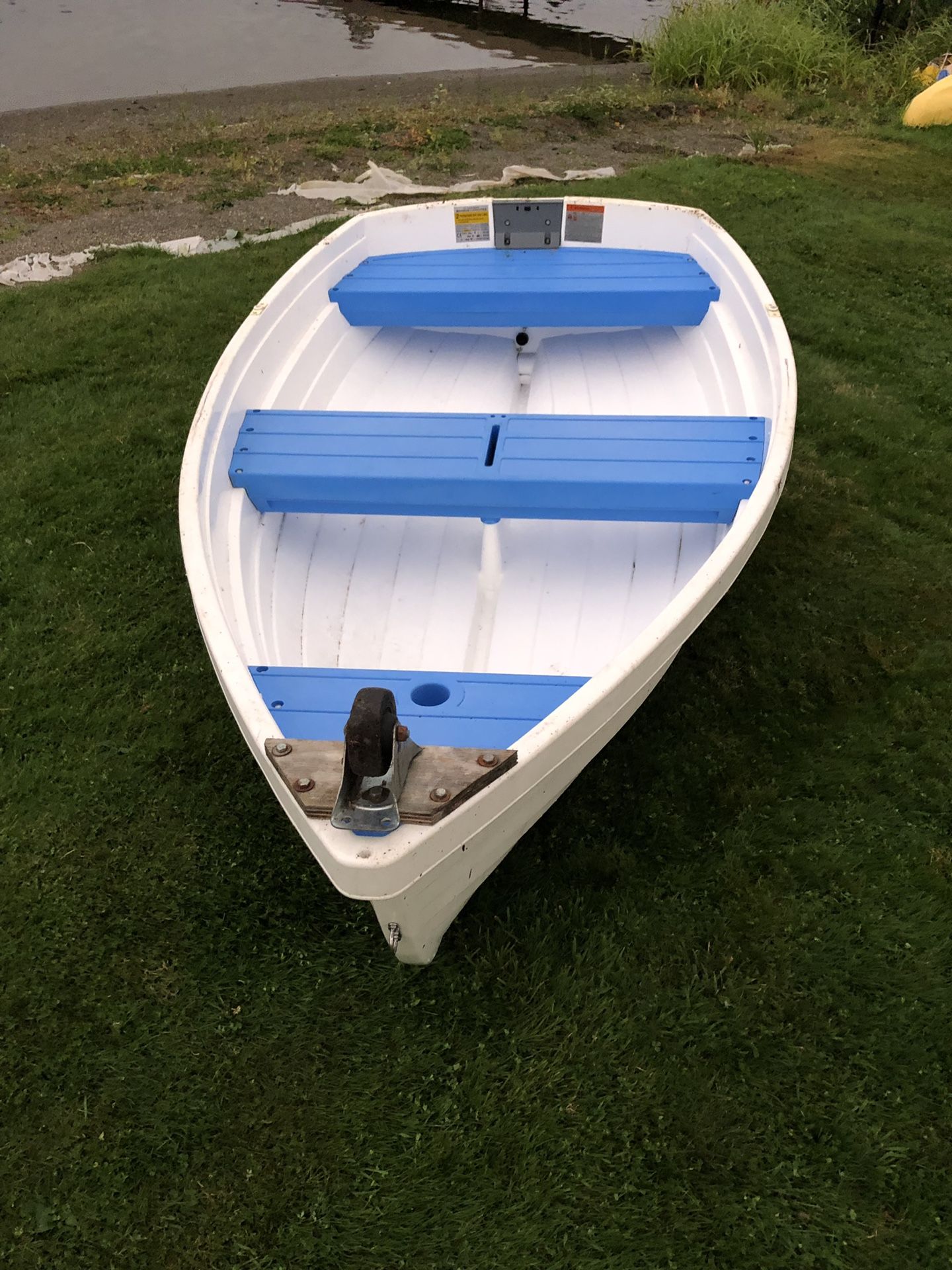 A Walker Bay 8’dingy row boat with oars, light weight only 72lb. Easy ...