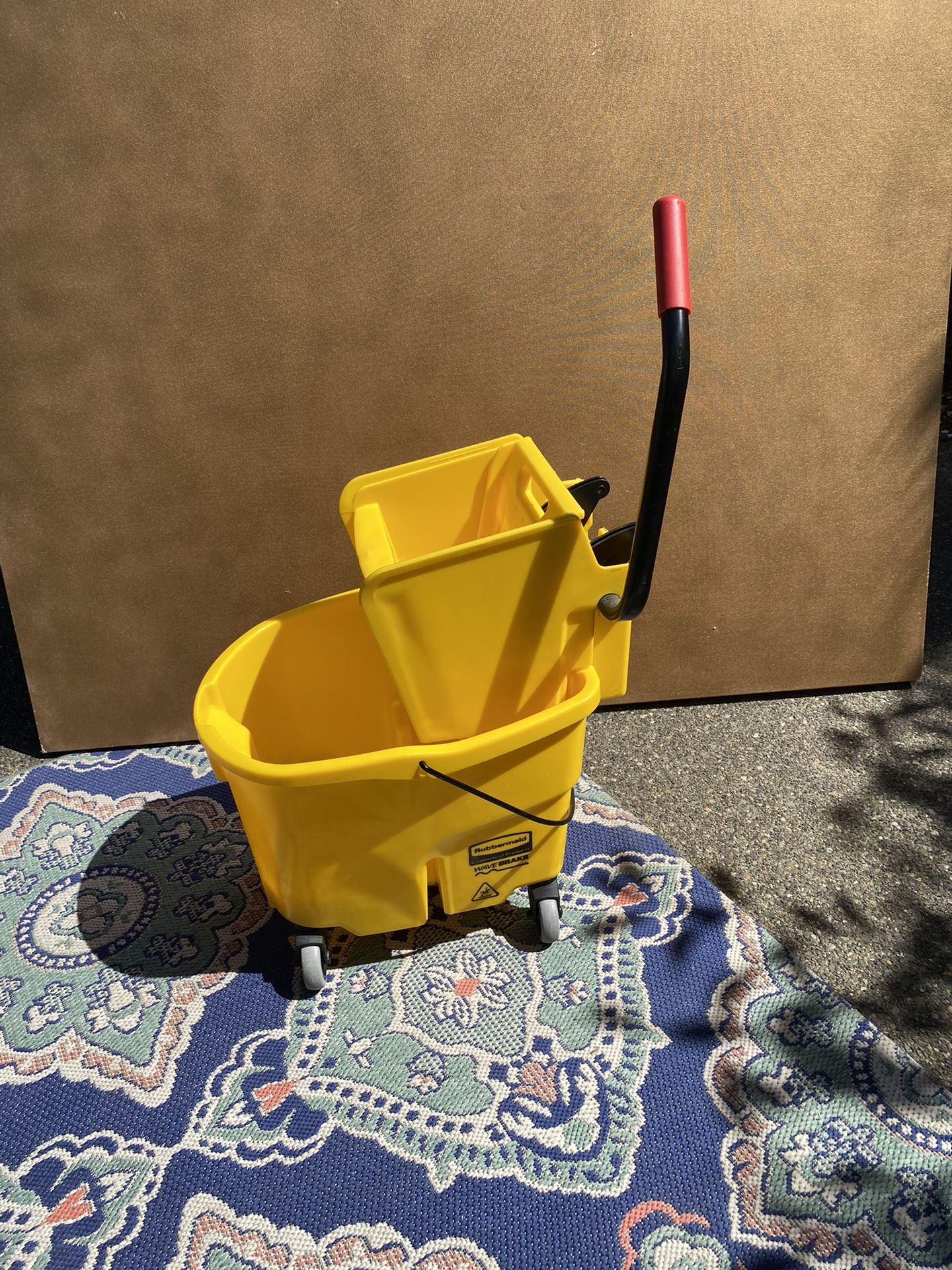 Industrial Rubbermaid Mop Bucket for Sale in Tacoma, WA - OfferUp