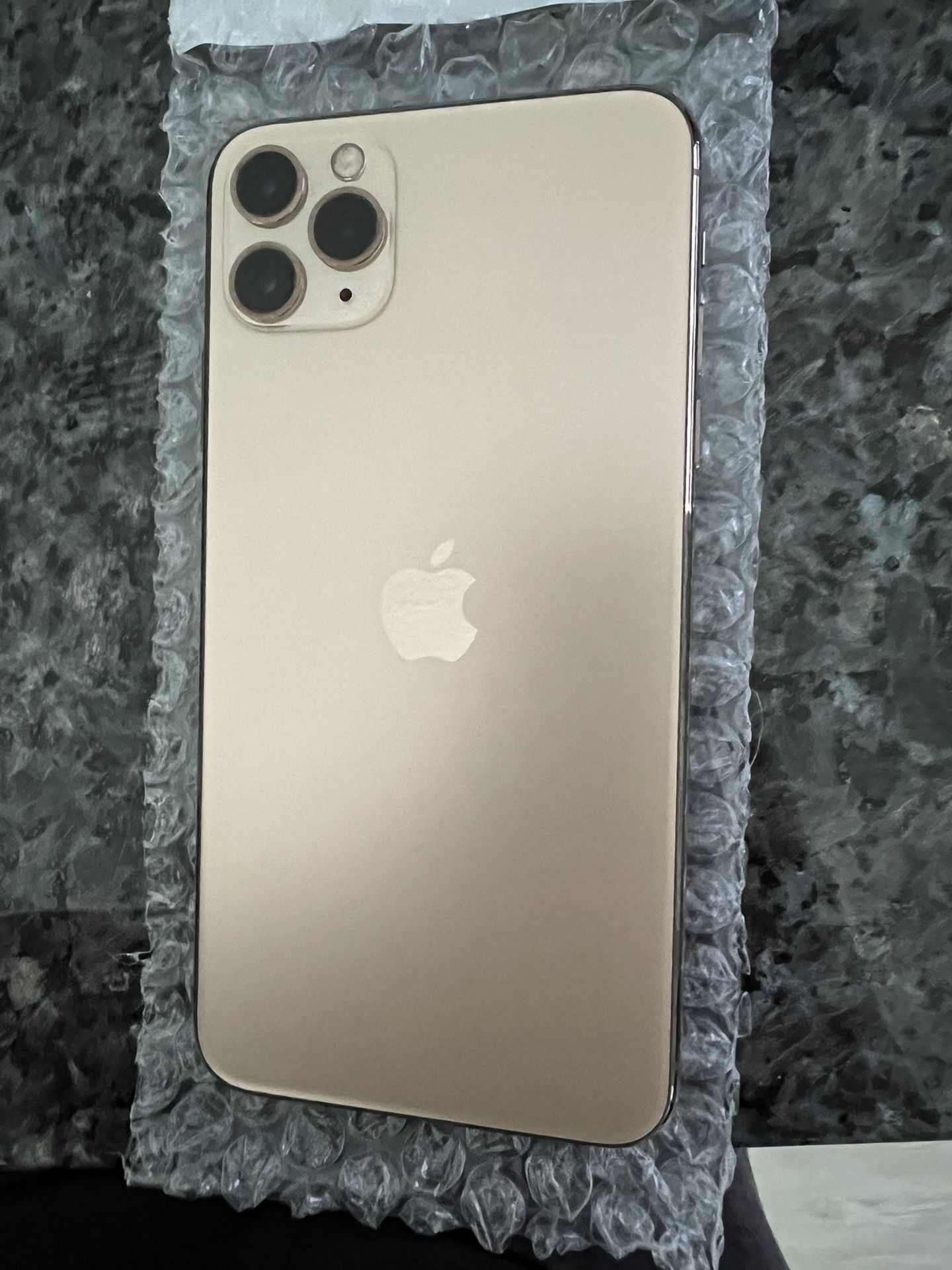 Unlocked Apple iPhone 11 Pro Max (Gold) 256GB - Great Condition for Sale in Clearwater, FL - OfferUp