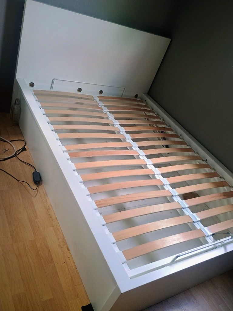 bed in good condition for Sale in San Diego, CA - OfferUp