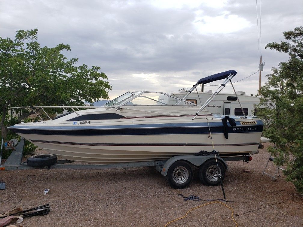 1986 bayliner capri 21 ft cuddy cabin for Sale in El Paso, TX - OfferUp
