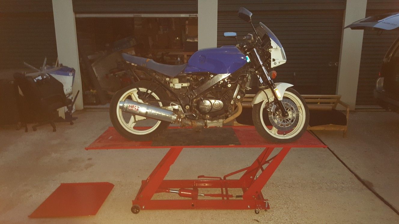1990 honda vtr 250 w/ motorcycle lift for Sale in Houston, TX - OfferUp