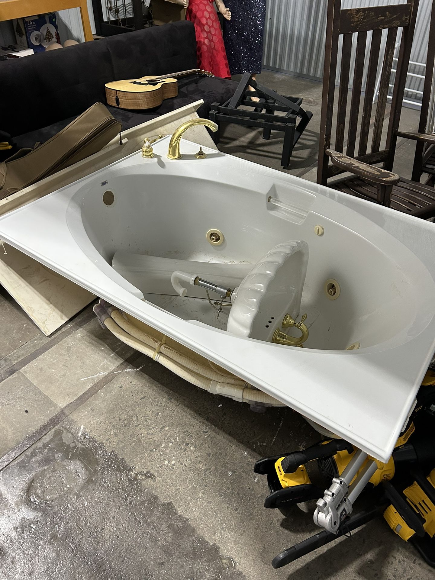 Jacuzzi Jet Tub with Seashell Sink /w Stand Including (Two Granite ...