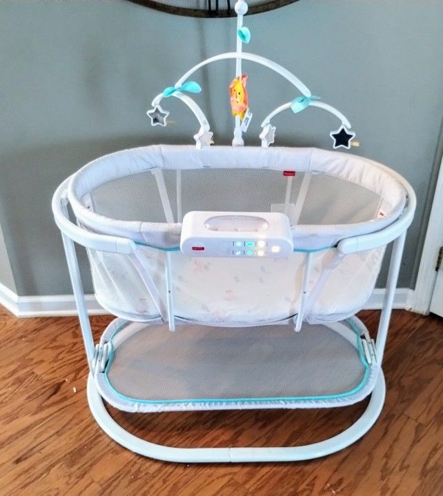 Fisher Price Soothing Motions Bassinet With Windmill for Sale in Marvin ...