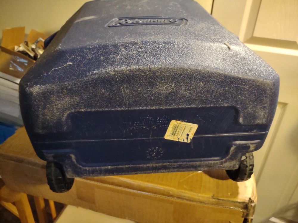 Coleman Rolling 28 Quart 1910 Model 6220 A Cooler for Sale in Columbus ...
