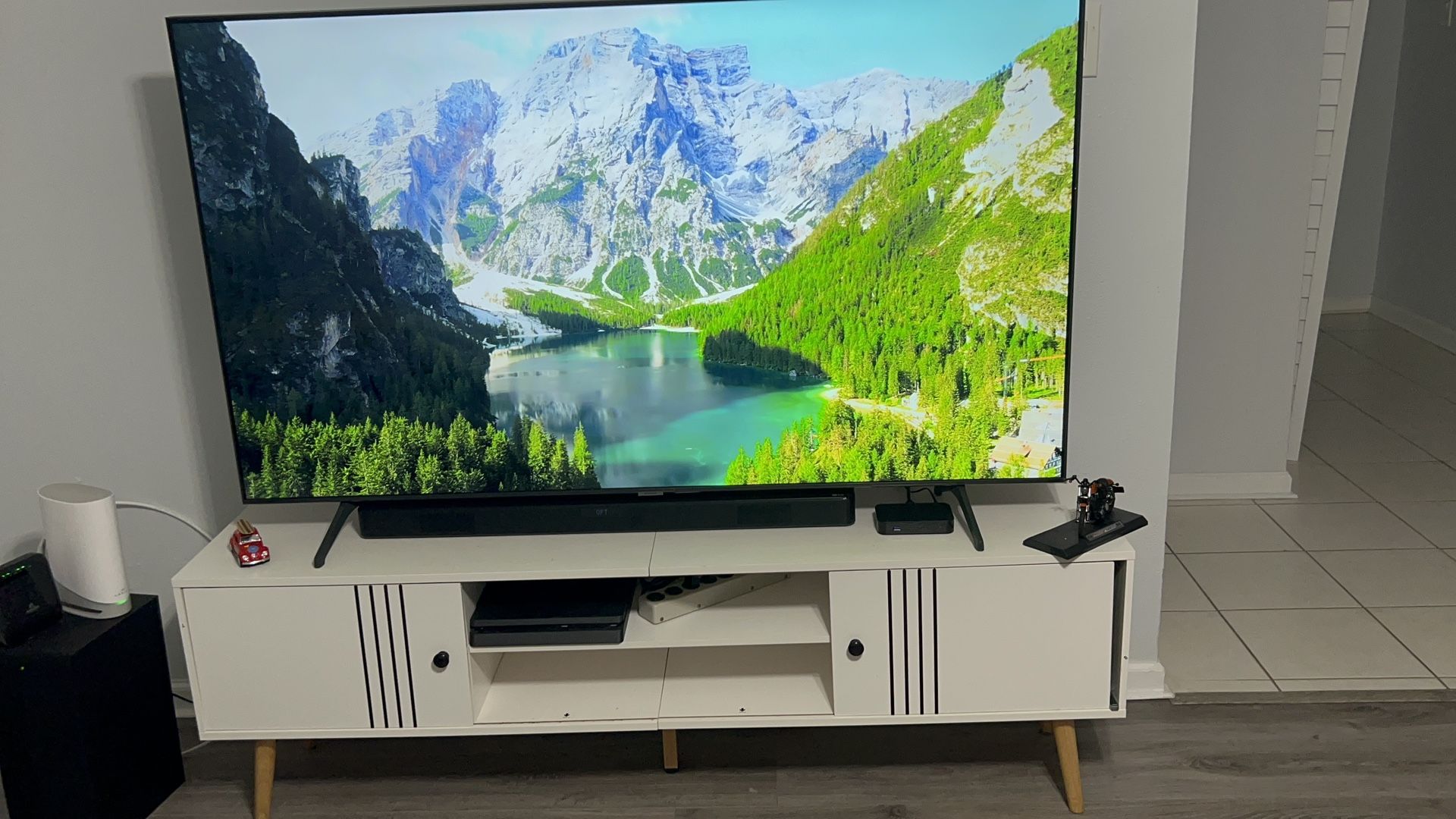 Samsung 65 Inch Crystal HDTV for Sale in Pompano Beach, FL - OfferUp