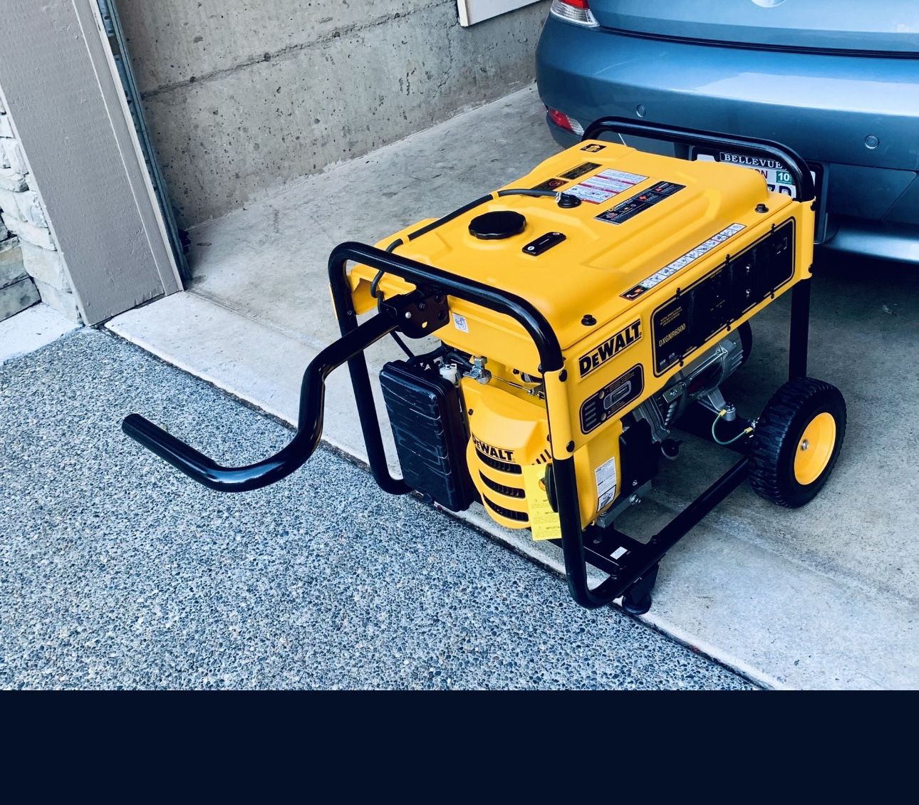 DeWALT - DXGNR6500 | 6500-Watt Manual Start Gas-Powered Portable ...