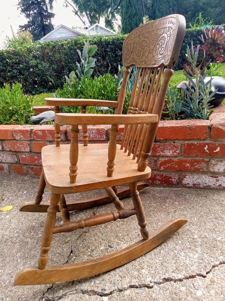 Beautiful Little Wooden Rocking Chair for Sale in Yuba City, CA - OfferUp