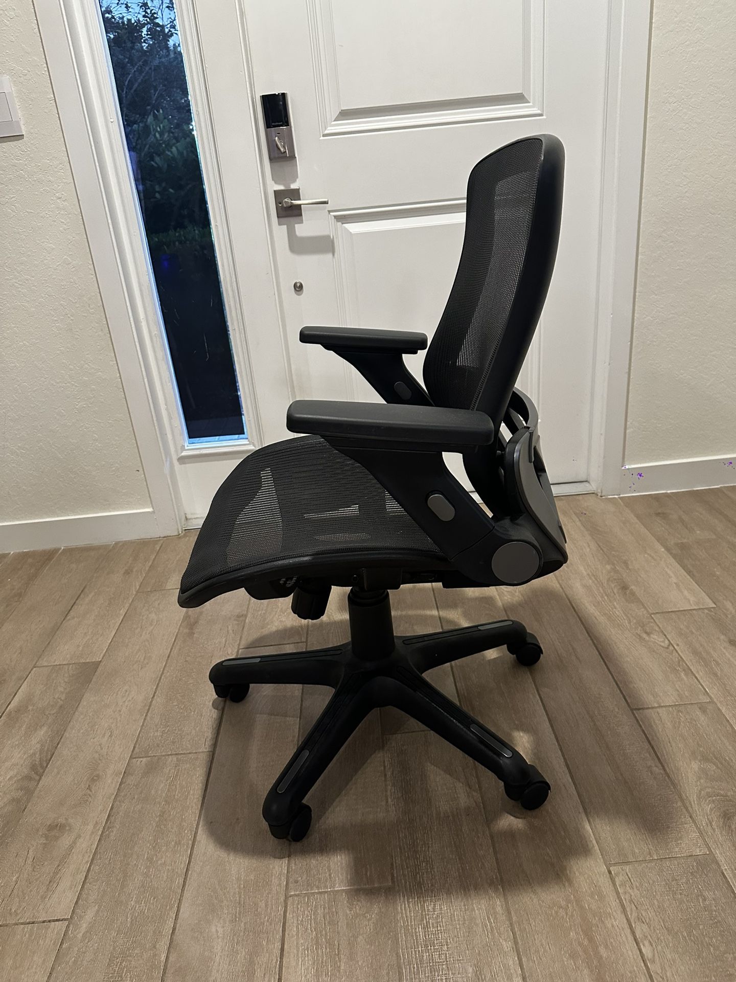 Ergonomic Office Swivel Wheel Chair for Sale in Oakland Park, FL - OfferUp