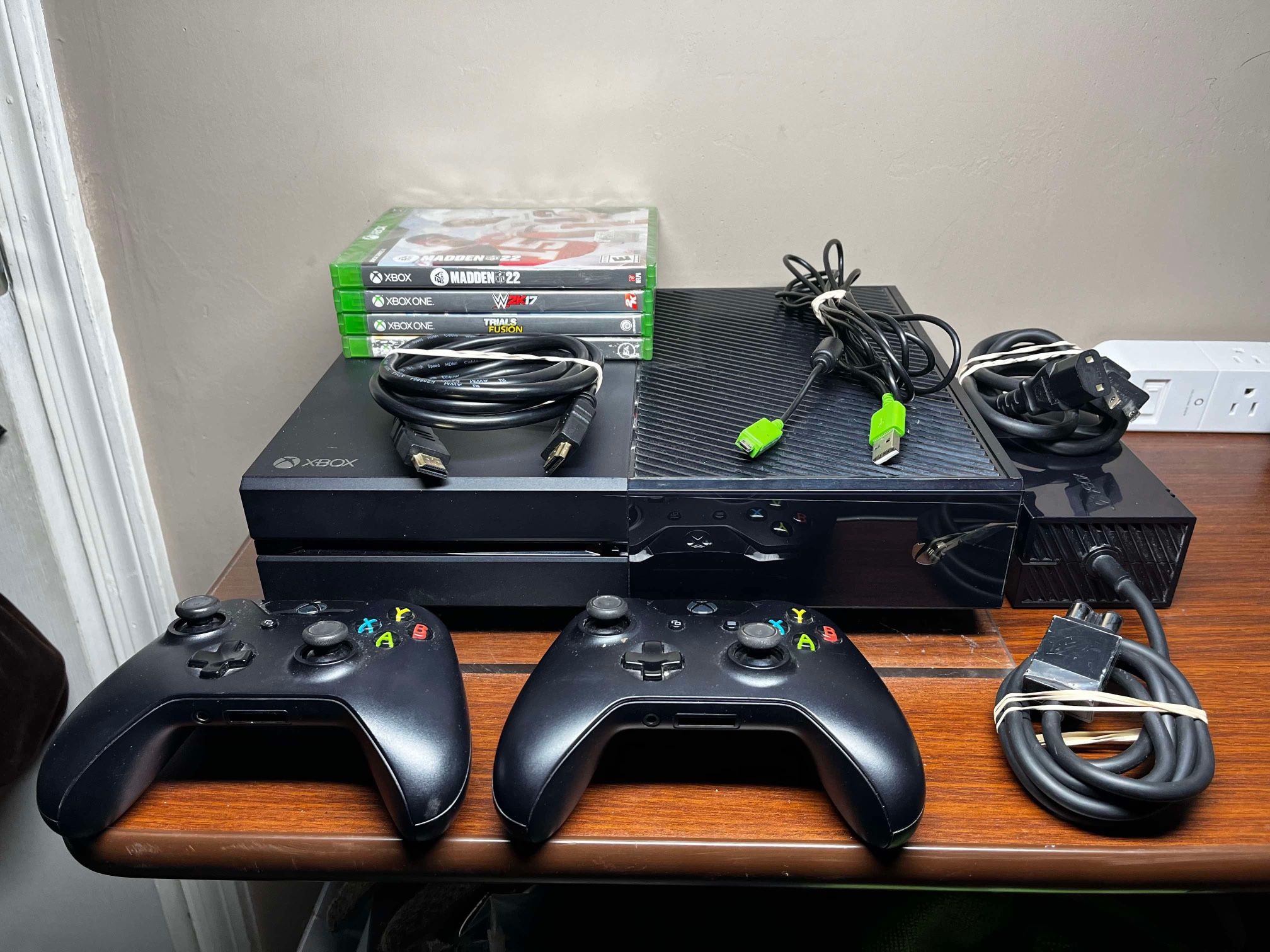 Microsoft Xbox One Console model 1540 w/ 2 Controllers & Cables & 4 ...