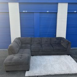 Jeromes Charcoal Gray 2 Piece Trinton Sectional Sofa Possible Free Delivery for Sale in Vista CA OfferUp