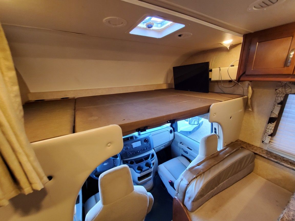 2017 Freedom Elite 30 ft Class C RV motorhome sleeps 10 2 slides 110k ...