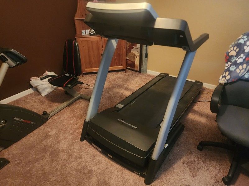 Epic 550 Treadmill for Sale in Antioch, CA - OfferUp