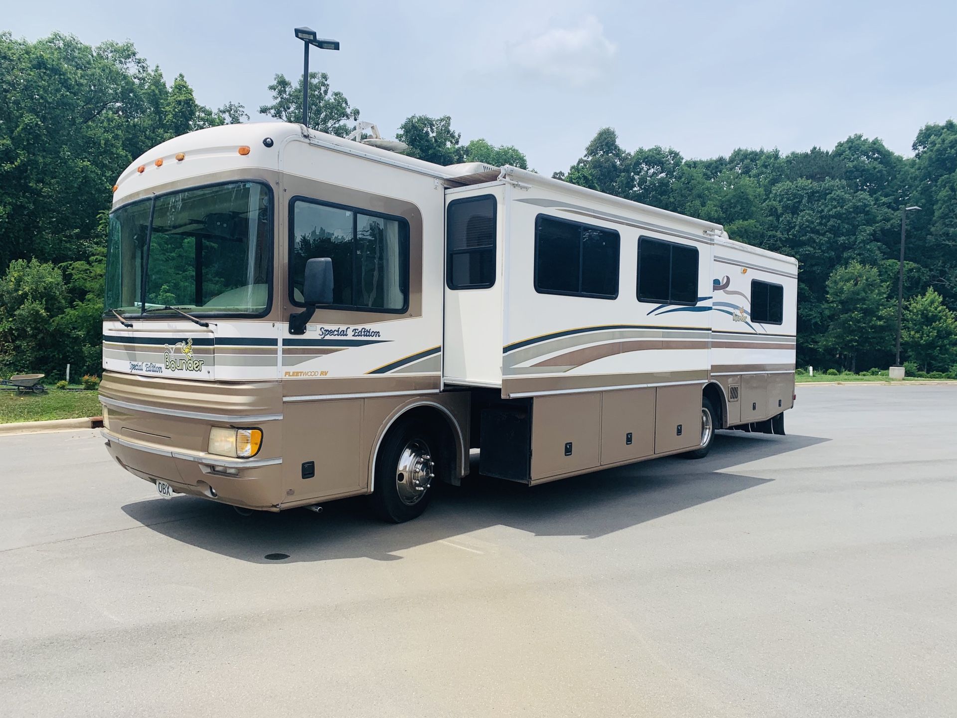 37 foot bounder by Fleetwood Diesel pusher for Sale in Charlotte, NC ...