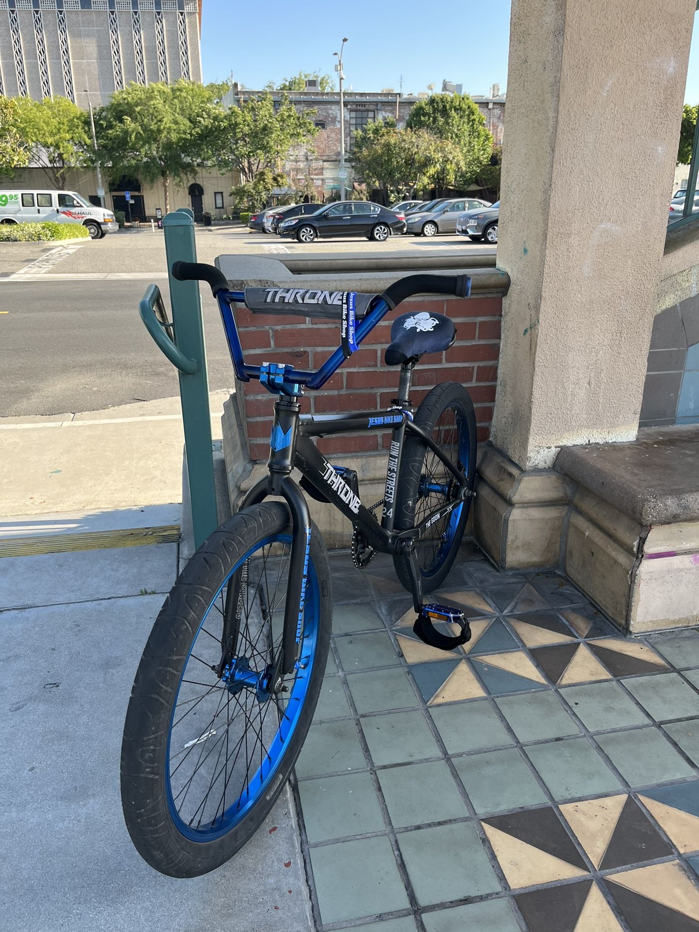 24 Inch Throne for Sale in Phillips Ranch, CA - OfferUp