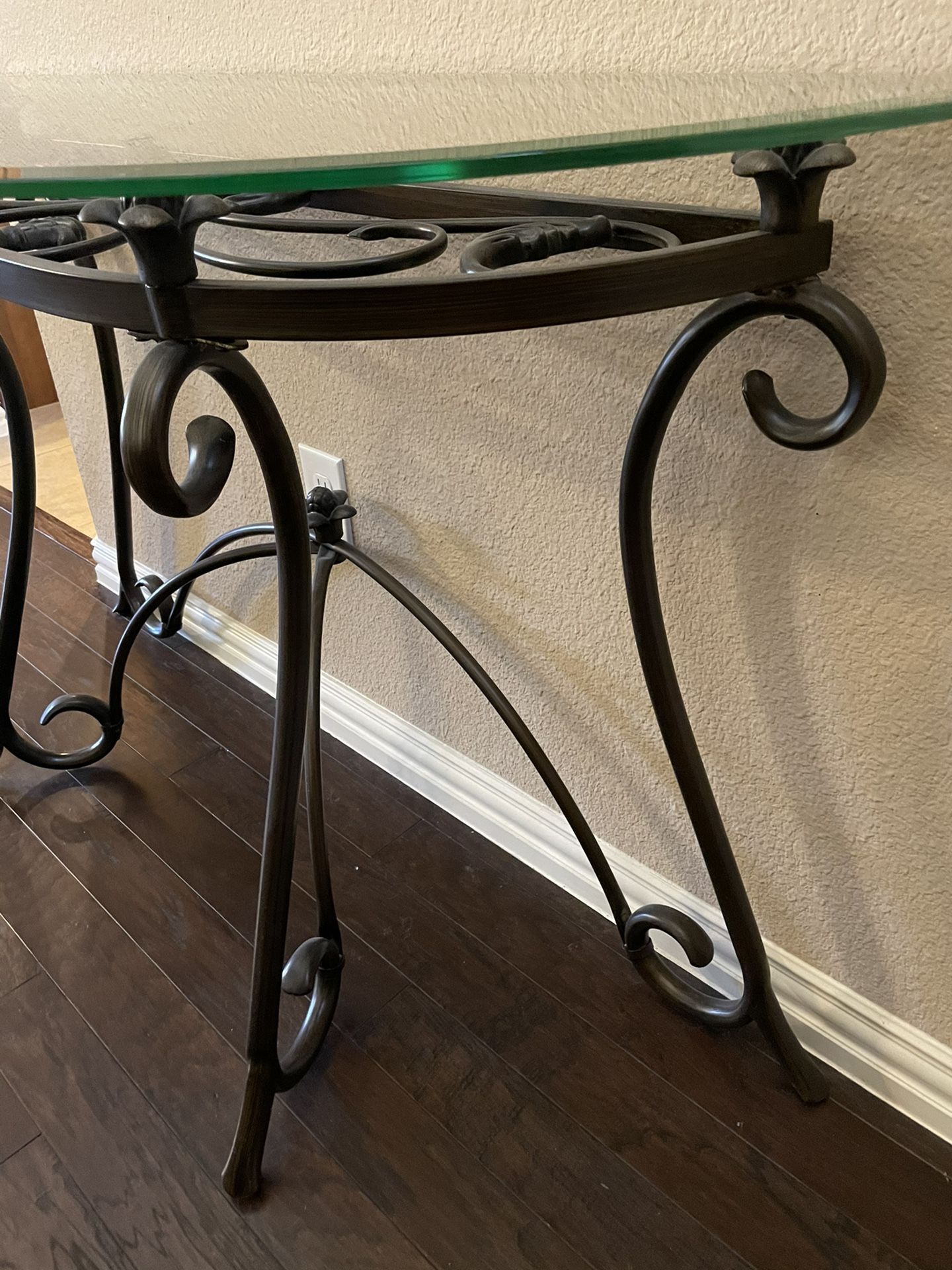 Haverty’s Glass Entry Table for Sale in Roanoke, TX - OfferUp