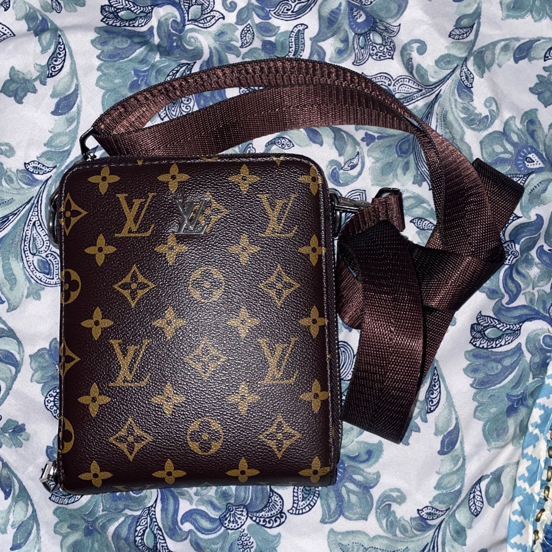 Lv Side Bag Firm Price for Sale in Clinton, MD - OfferUp