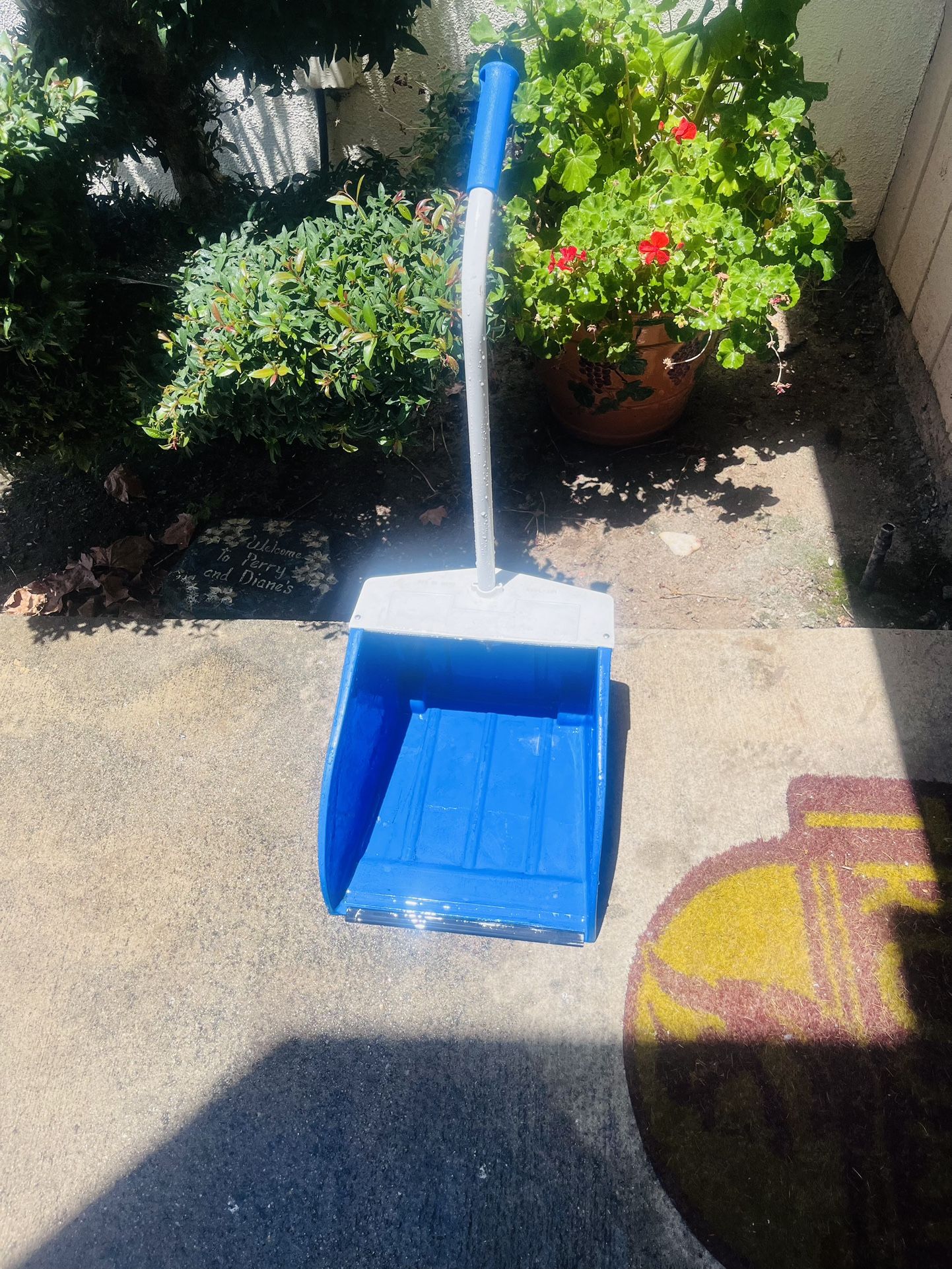 McLane Stand-Up Dust Pan, Indoor and Outdoor, Wide Mouth Dust Pan for ...