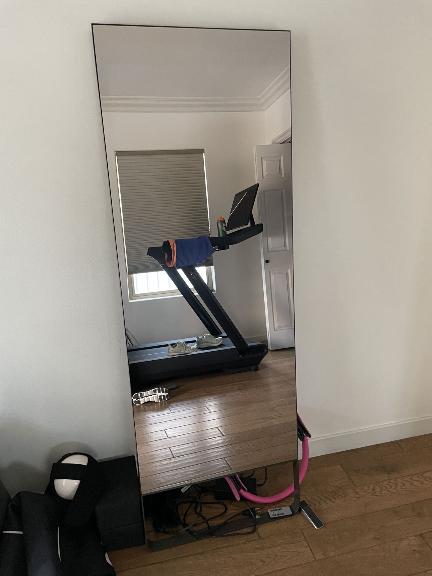 Lululemon Peleton Workout Mirror Gym for Sale in Los Angeles, CA - OfferUp